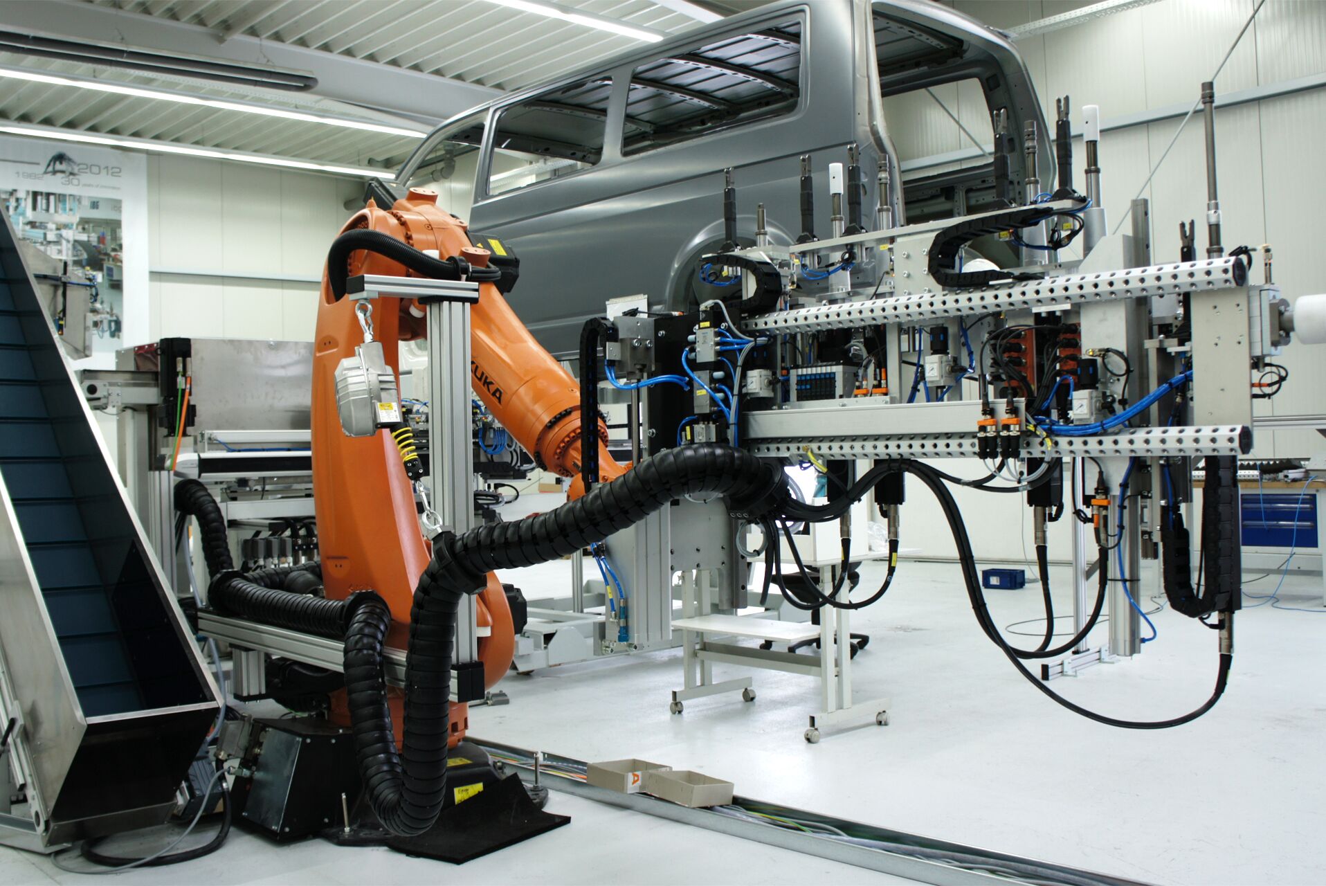 Seat rail assembly: Automatic bolting in flow operation
