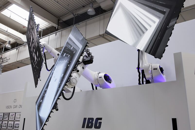 Moving Technology: Industrial robots move LED surfaces