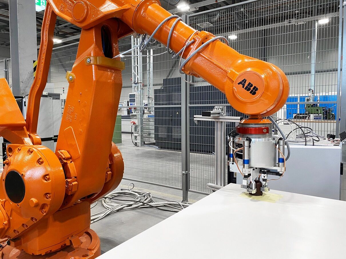 SenRobGrip: sensitive handling process with industrial robots