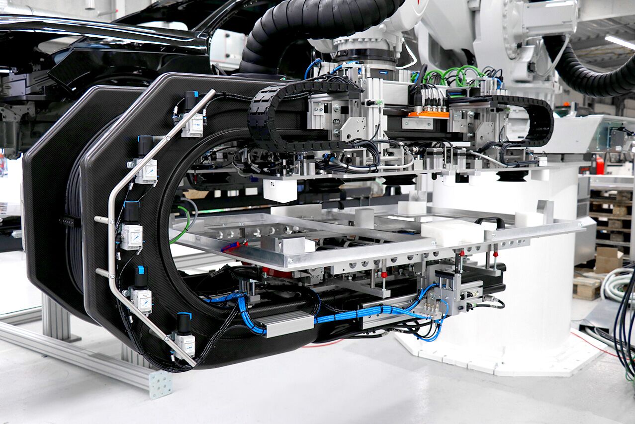 Panoramic roof assembly: assembly system, adjustment unit and backup ...