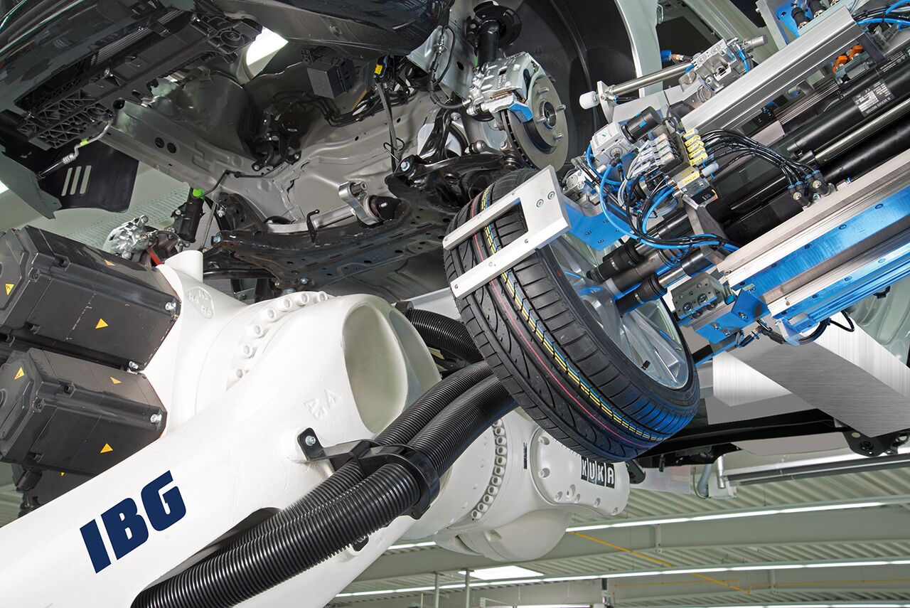 Wheel assembly: Fully automatic bolting and assembly